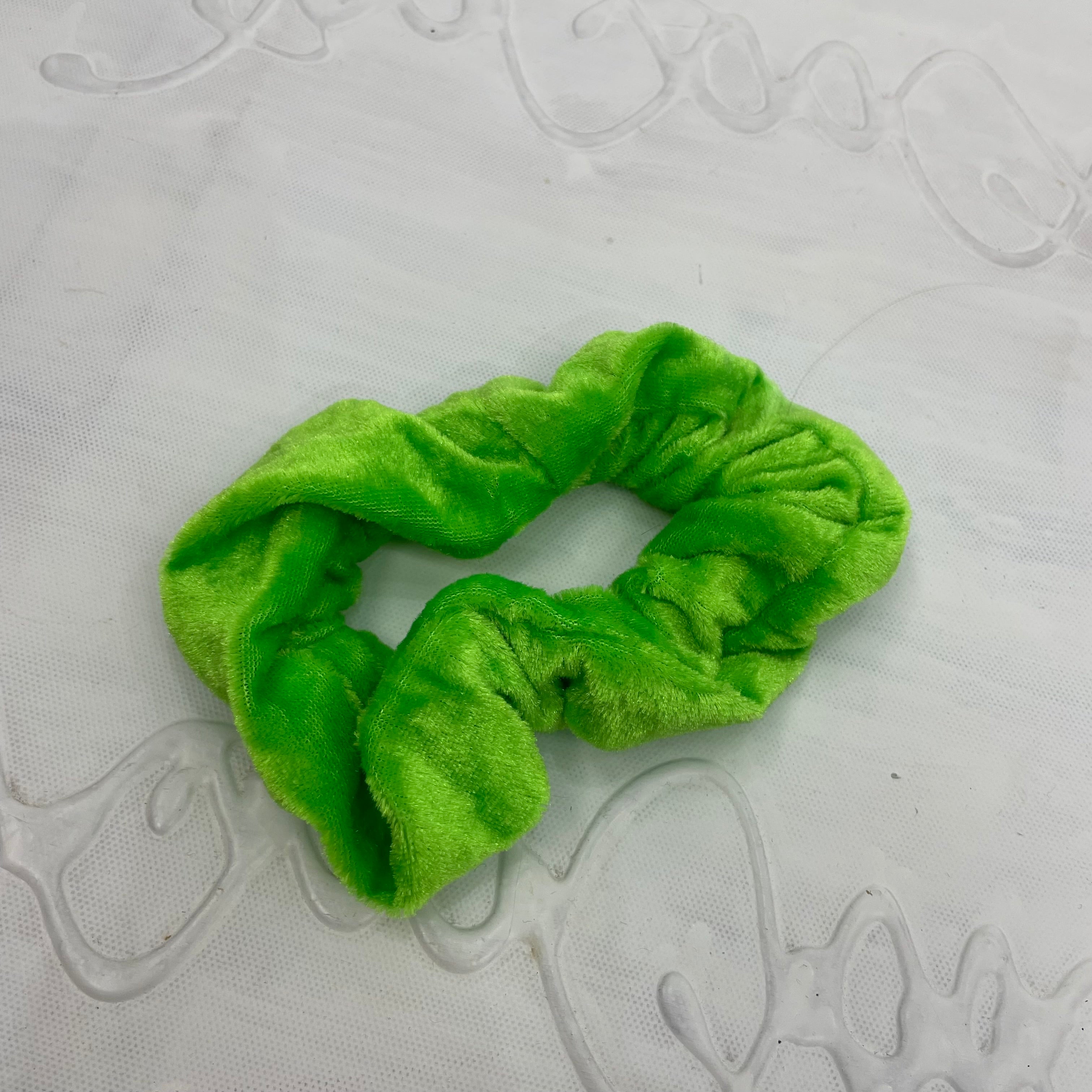💻⭐️ | neon green velvet scrunchie – remass